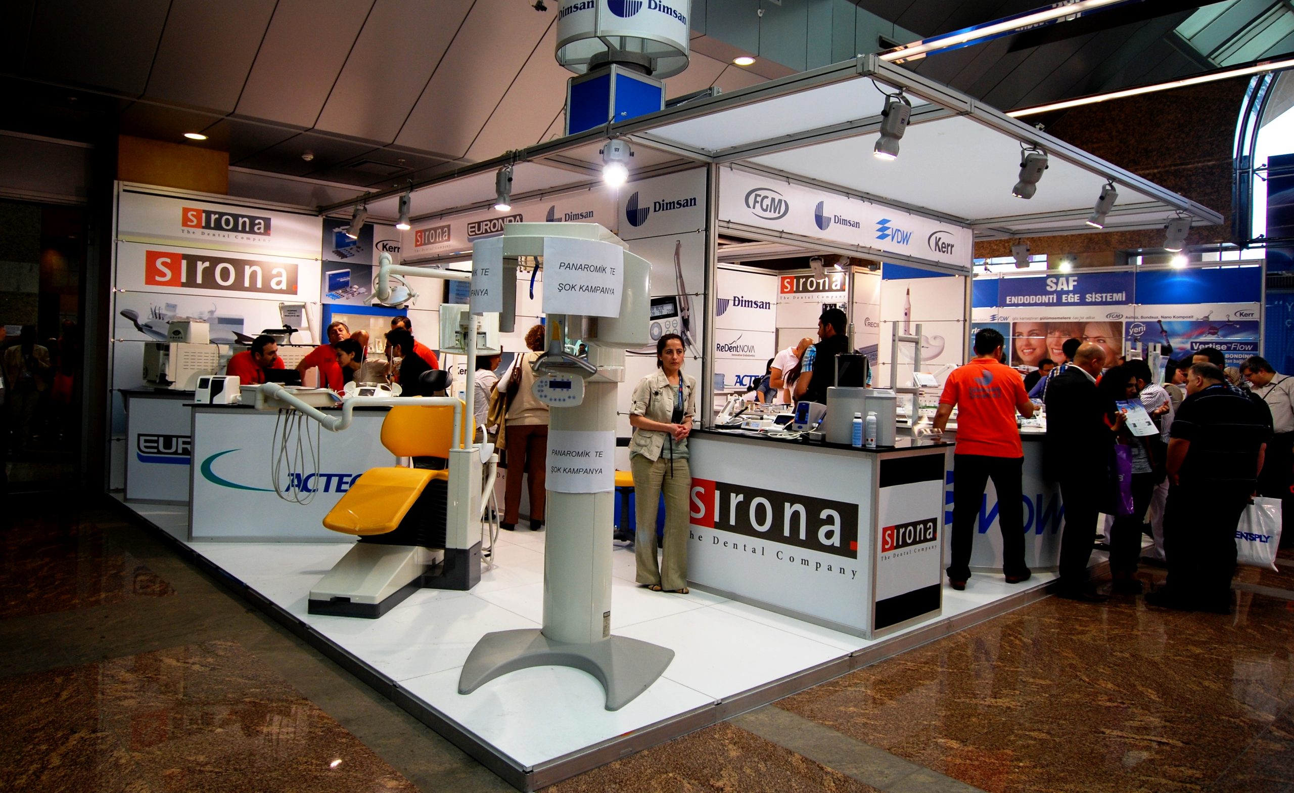 DİMSAN DENTAL KONGRE STANDI TDB’11 HALİÇ KONGRE – InDesign Mimarlık