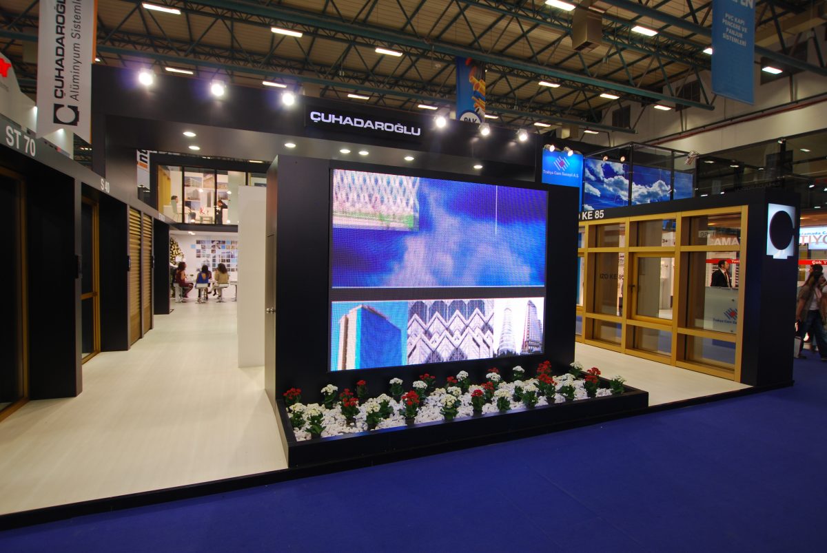 ÇUHADAROĞLU FUAR STANDI YAPI’14 TÜYAP FUAR STANDLARI – InDesign Mimarlık